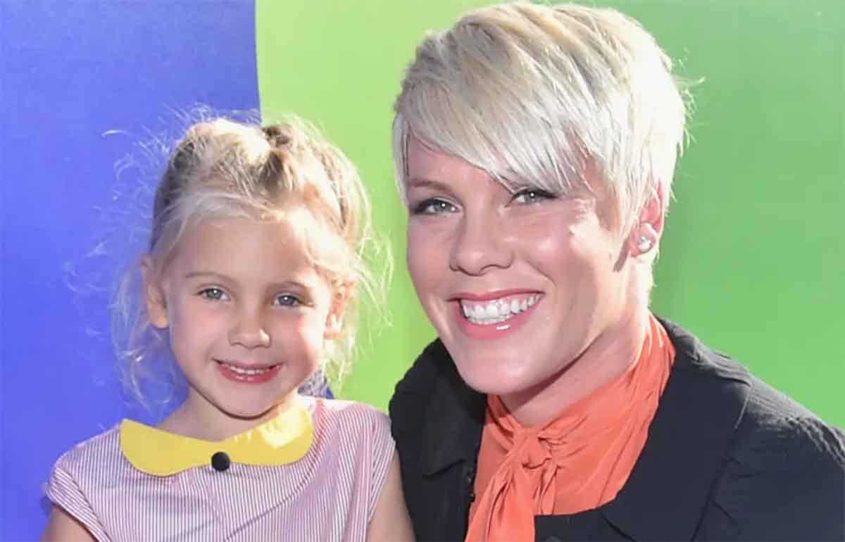 Pink no le permite usar celulares a su hija de 11 años | Bioguia